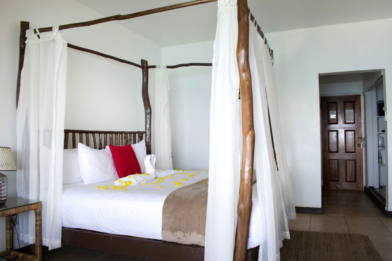 Deluxe Honeymoon Suite - Sand And Tan Beach Hotel