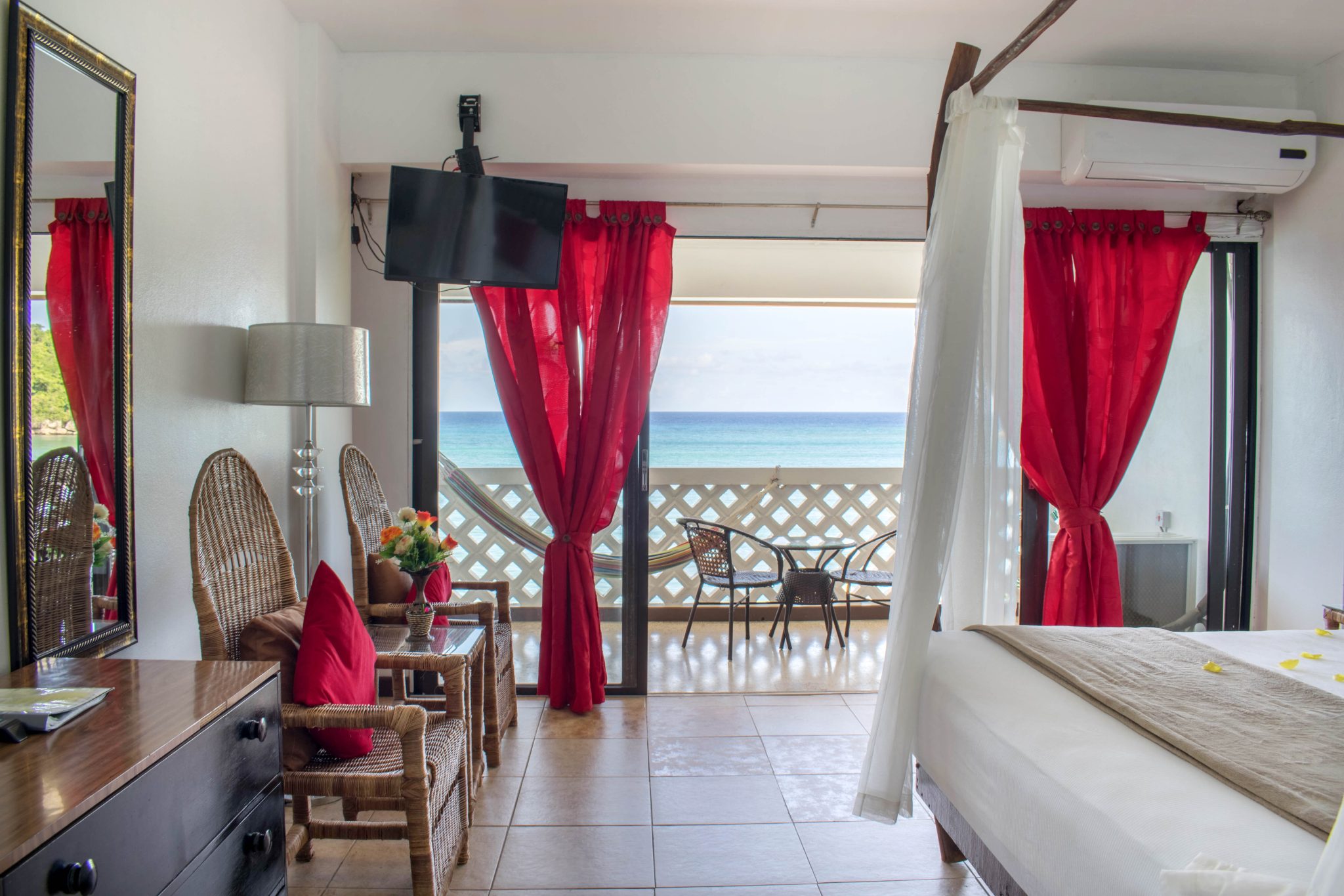 Deluxe Honeymoon Suite - Sand And Tan Beach Hotel